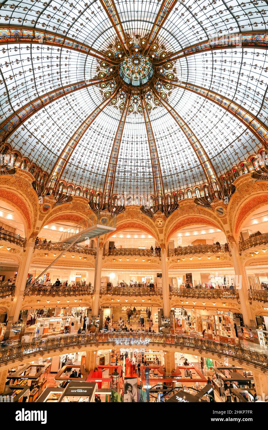 Paris, France. 20th Oct, 2021. View into the traditional flagship store ...