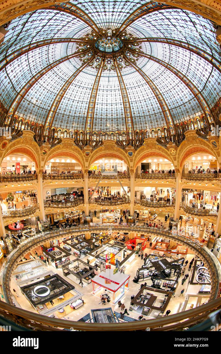Paris, France. 20th Oct, 2021. View into the traditional flagship store ...