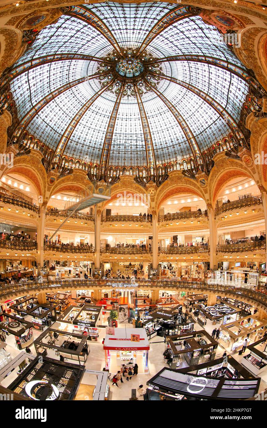 Paris, France. 20th Oct, 2021. View into the traditional flagship store ...