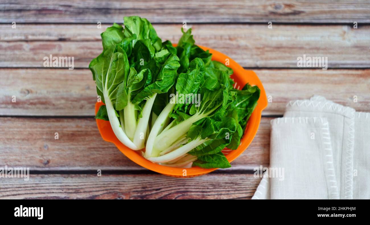 Fresh uncooked Asian "baby pak choi" gabbage in a colander Stock Photo ...
