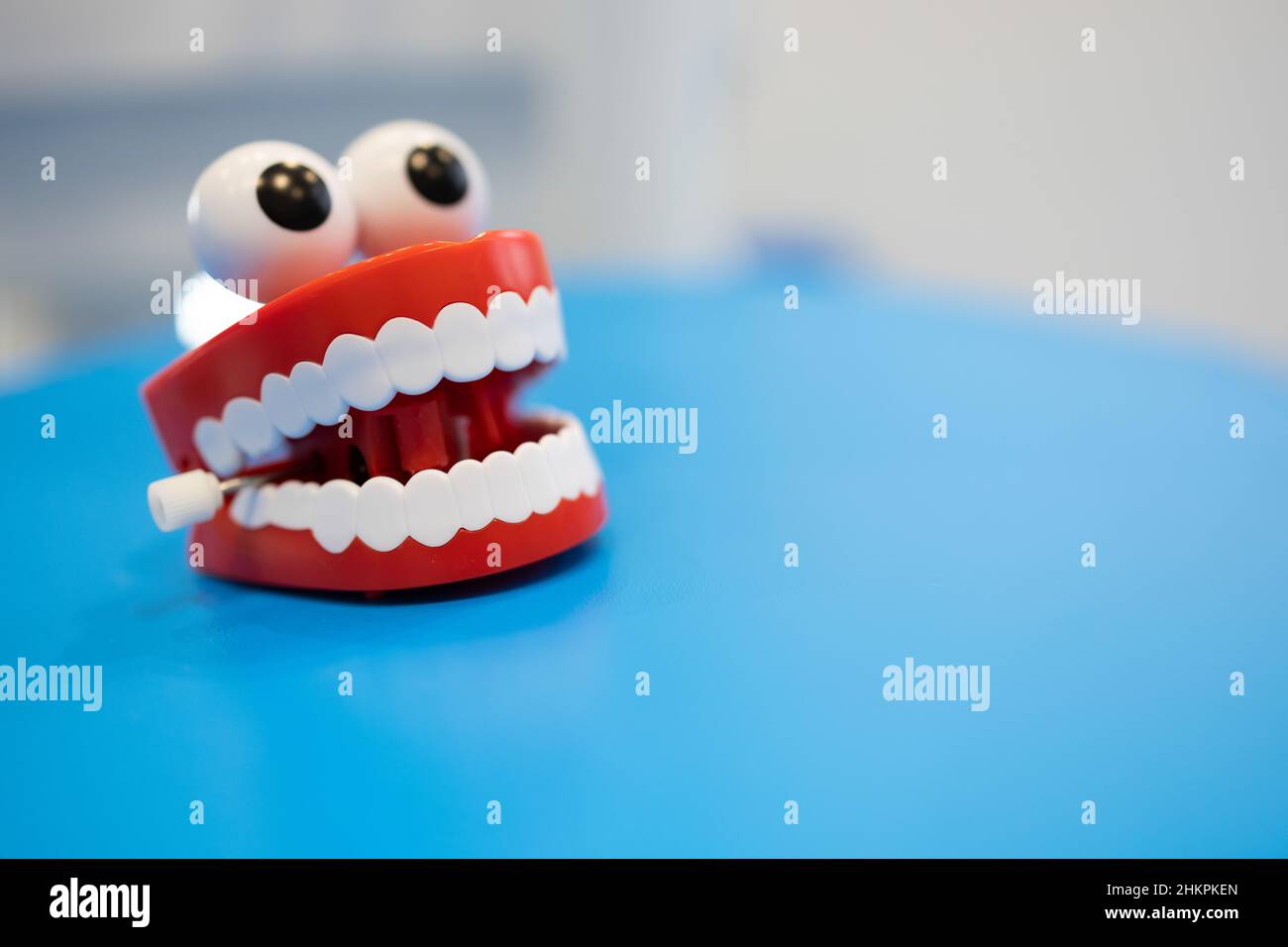 Plastic chattering teeth hi-res stock photography and images - Alamy