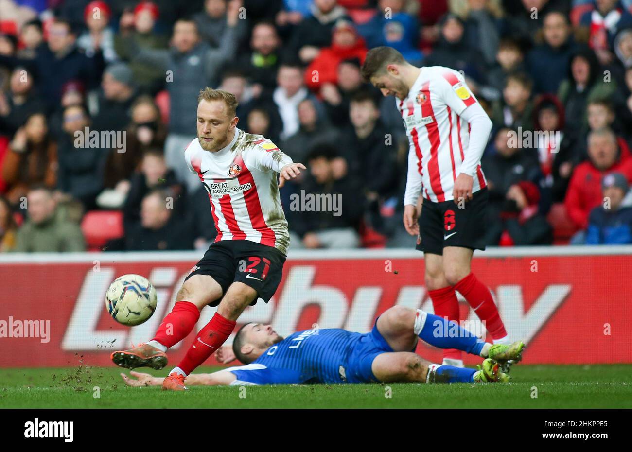 SUNDERLAND, UK. FEB 5TH Sunderland's Alex Pritchard takes a shot at ...