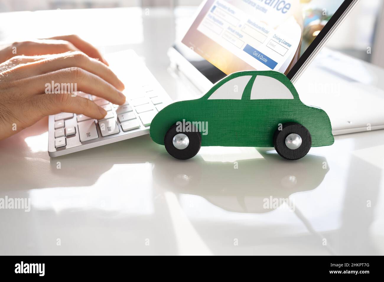 Car buying laptop hi-res stock photography and images - Alamy