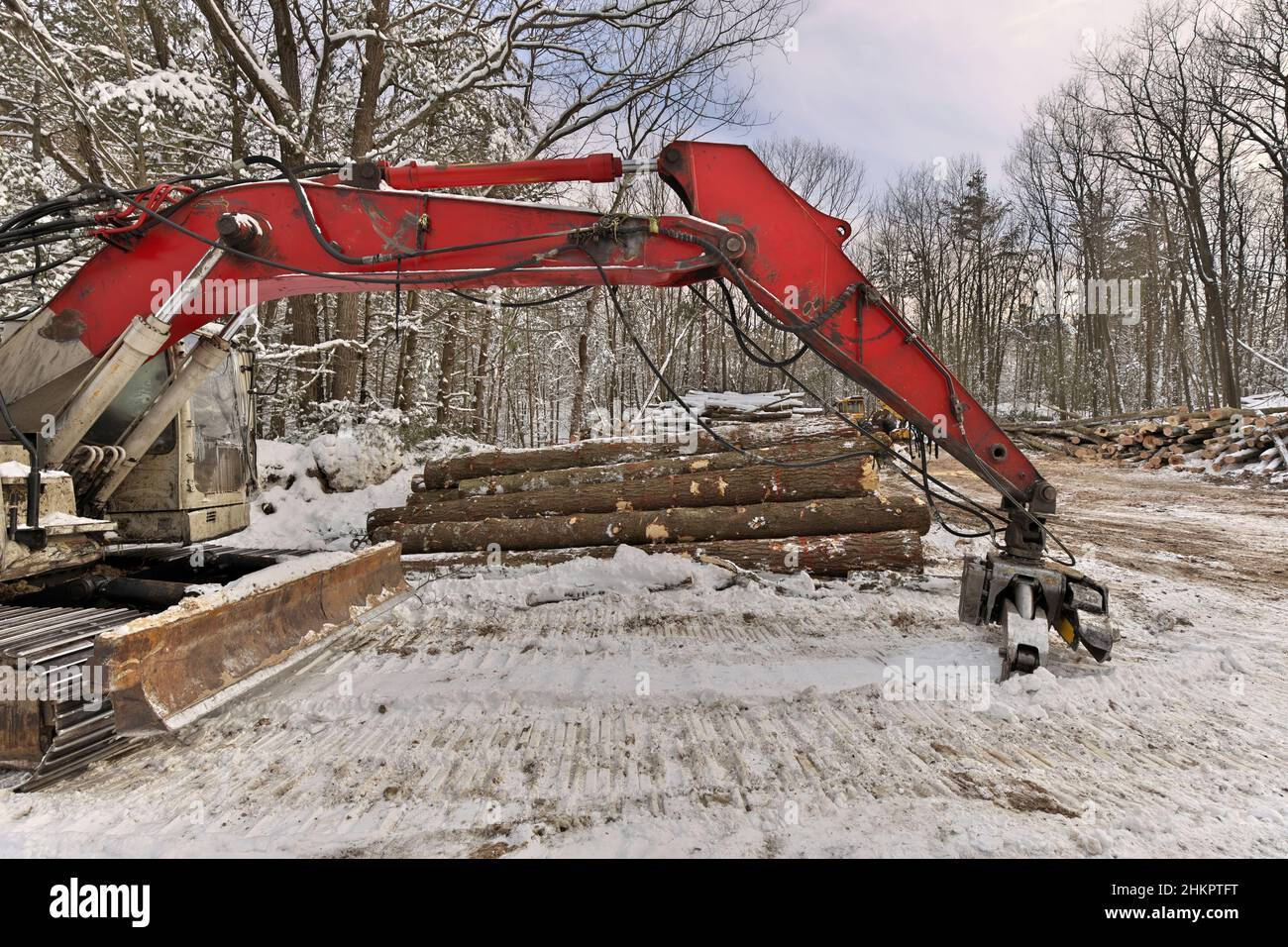 Knuckleboom log loader hi-res stock photography and images - Alamy