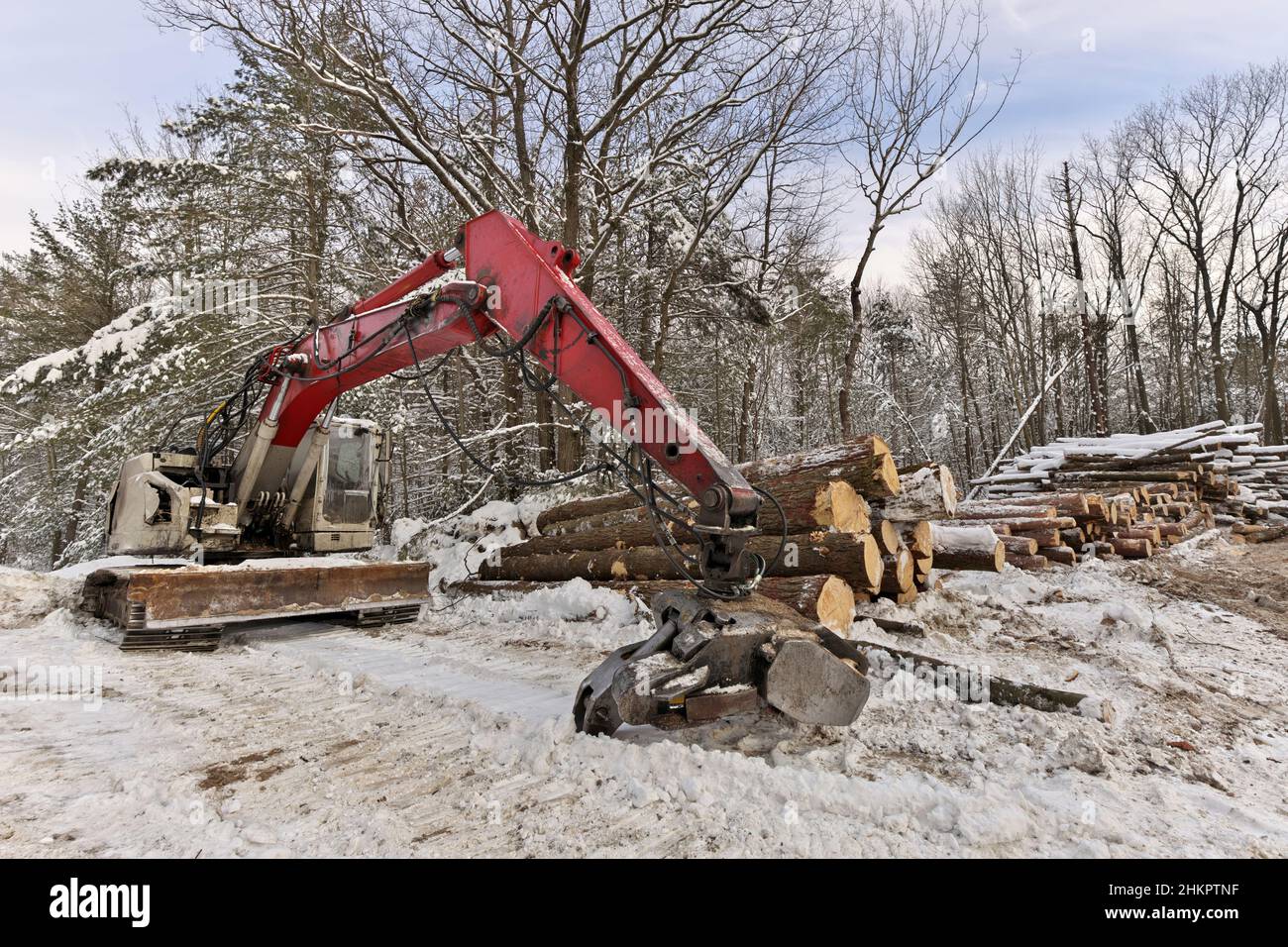 Knuckleboom log loader hi-res stock photography and images - Alamy
