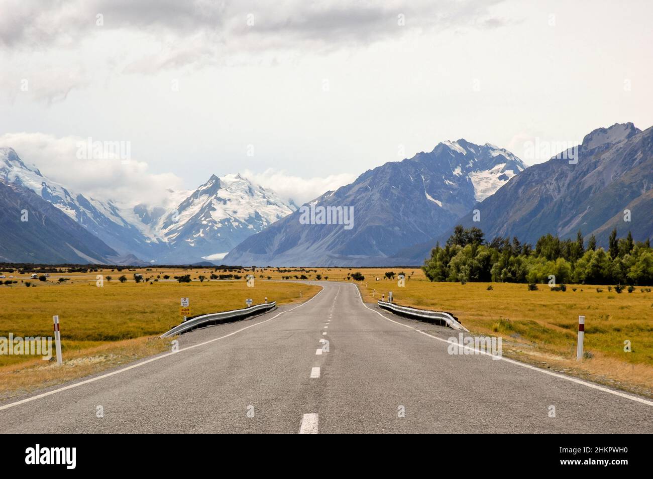 Vanishing point, road in New Zealand, south island Stock Photo - Alamy