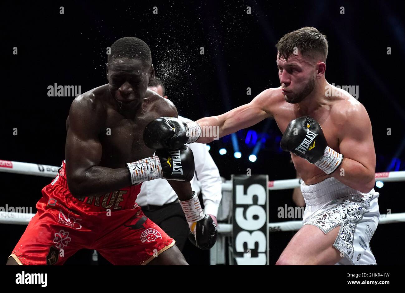 Samuel Antwi (left) and Conah Walker in the English Welterweight ...