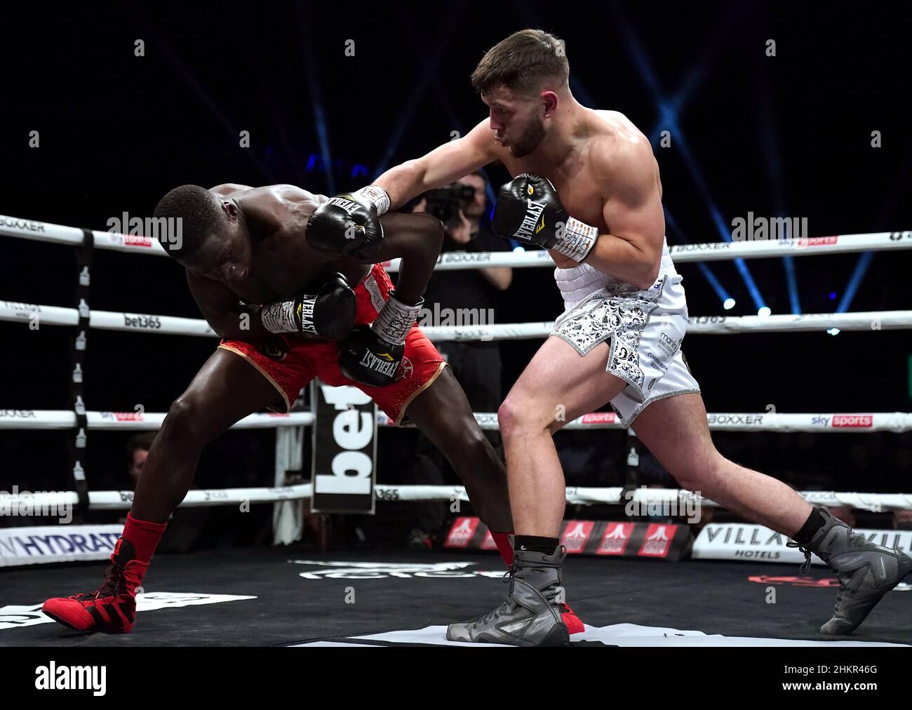 Samuel Antwi (left) and Conah Walker in the English Welterweight ...