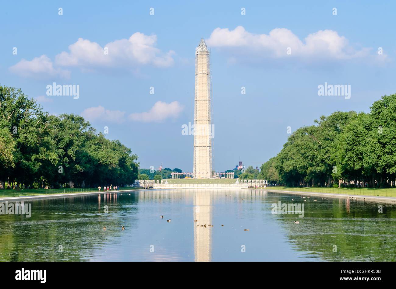 The iconic Washington Monument mirroring in the Reflecting Pool ...