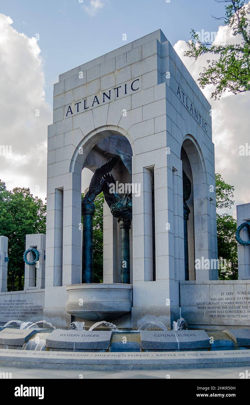World War II Memorial, iconic landmark on the National Mall in ...