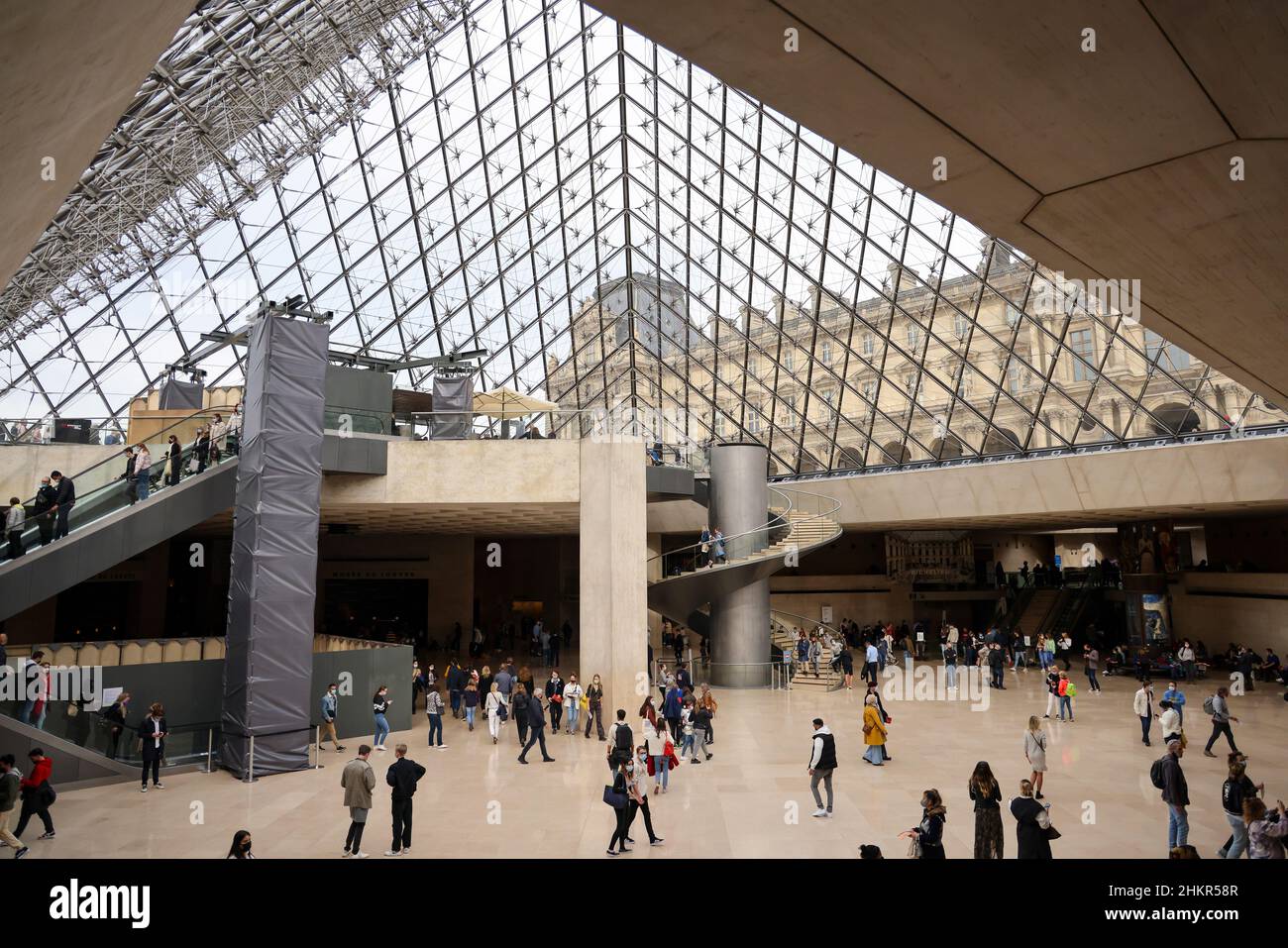 Paris, France. 18th Oct, 2021. Visitors walk through the glass pyramid ...