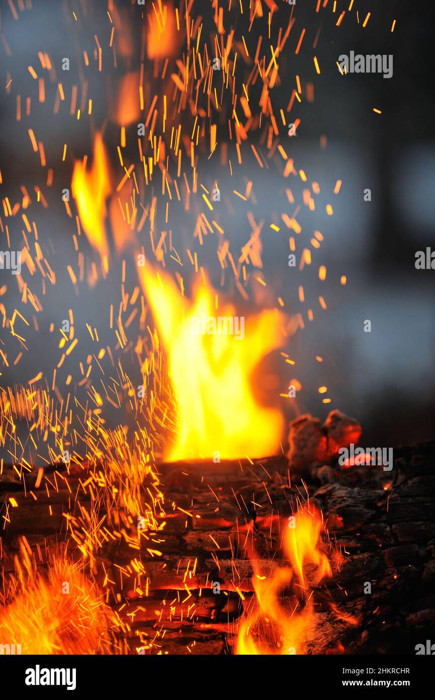 Campfire with sparks hi-res stock photography and images - Alamy
