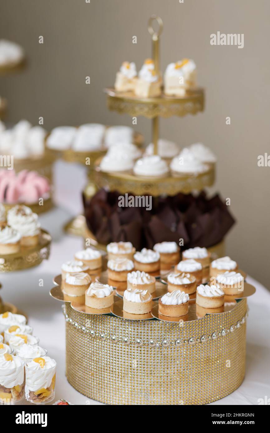 Plastic wedding cakes hi-res stock photography and images - Alamy