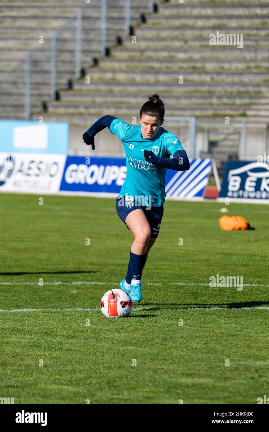 Mathilde Bourdieu of Paris FC warms up ahead of the Women's French ...