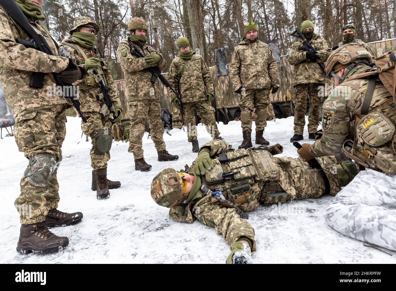 Recruts are train in first aid during Territorial Defence Force ...