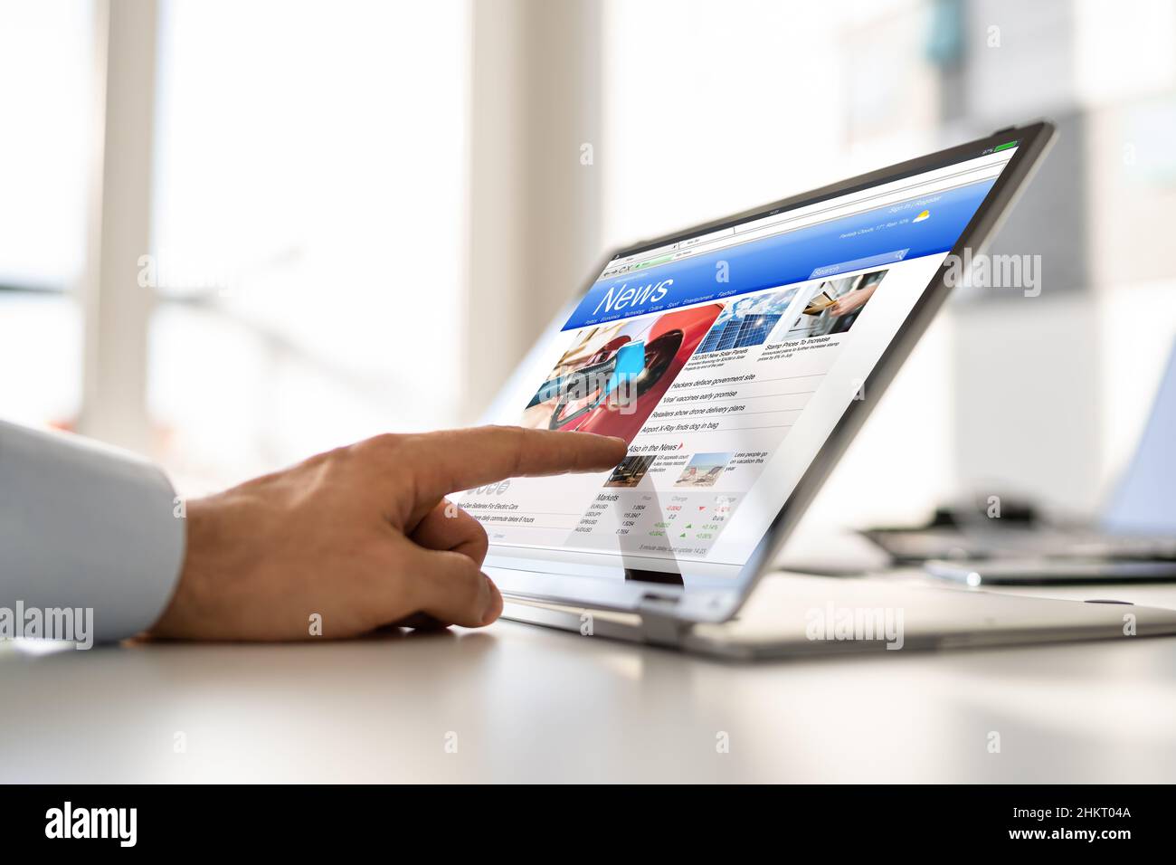 Reading News Website Or Electronic Newspaper On Screen Stock Photo - Alamy