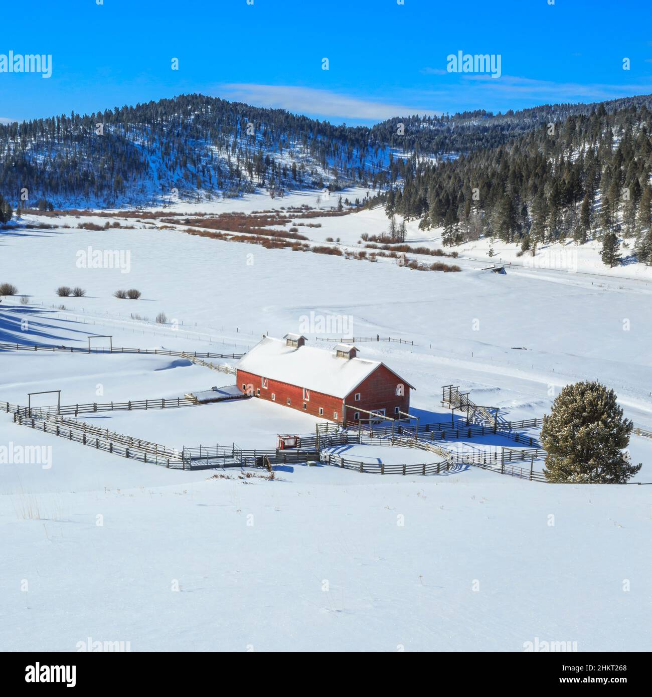 Classic red barn hi-res stock photography and images - Alamy