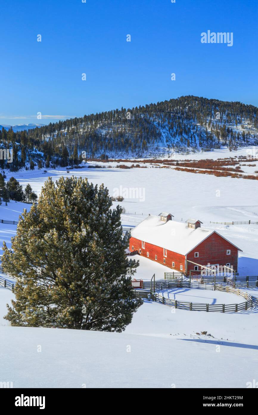Classic red barn hi-res stock photography and images - Alamy