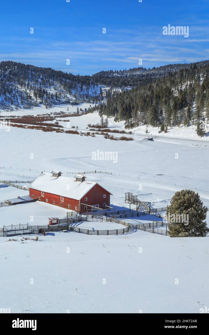 Classic red barn hi-res stock photography and images - Alamy