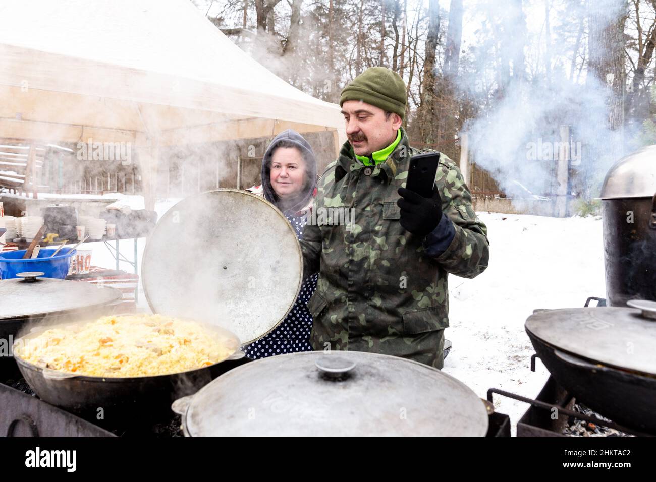 Cooks of the field kitchen prepare lunch during a Territorial Defence ...