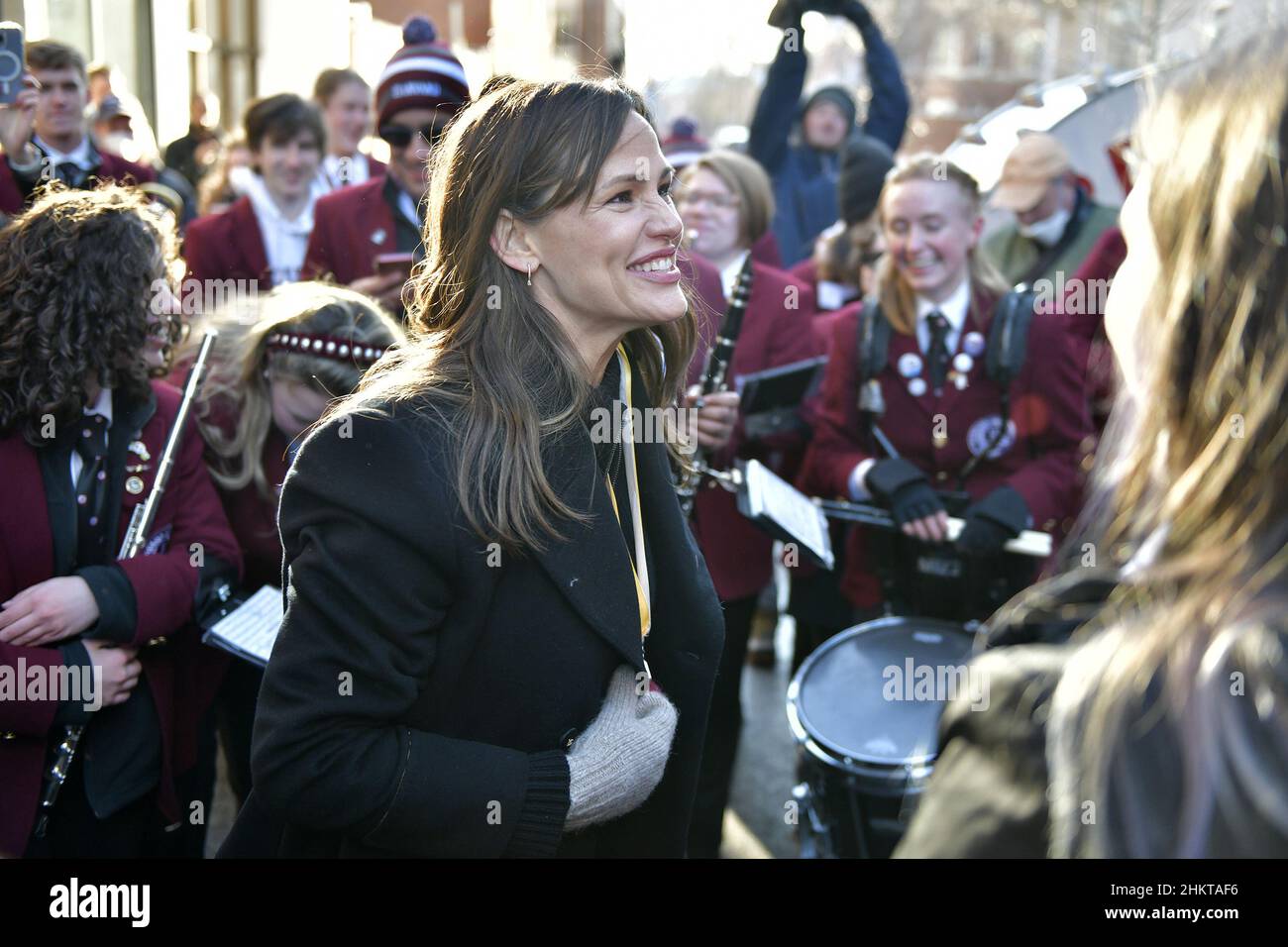 Cambridge, USA. 05th Feb, 2022. Jennifer Garner, center, speaks to ...