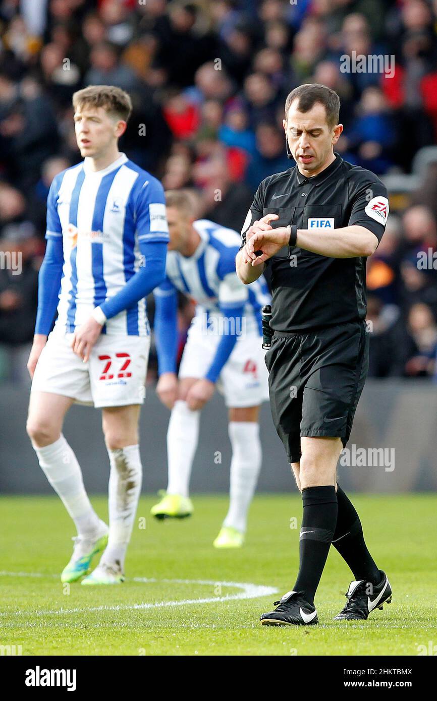 Checks her watch hi-res stock photography and images - Alamy