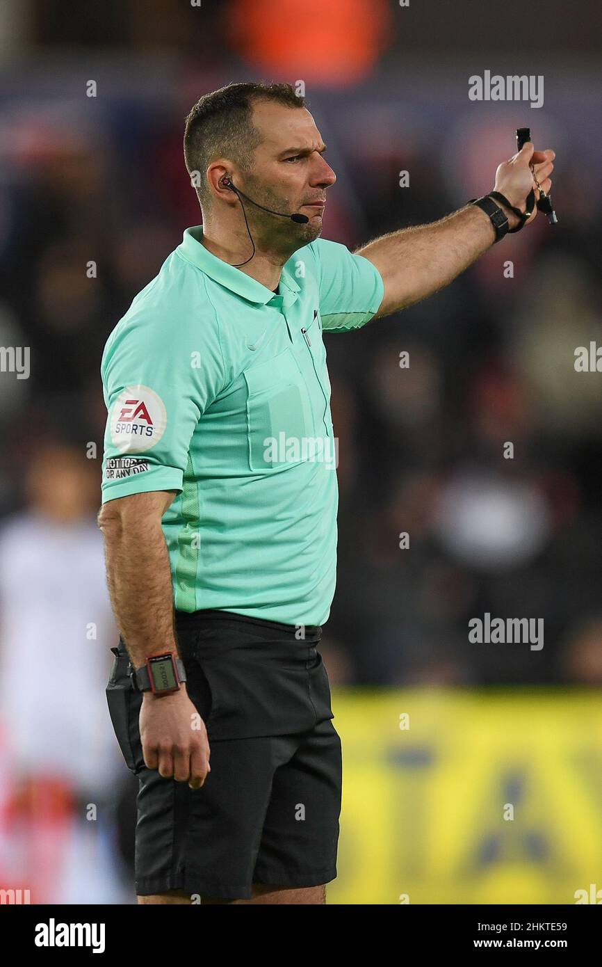 Tim robinson referee hi-res stock photography and images - Alamy