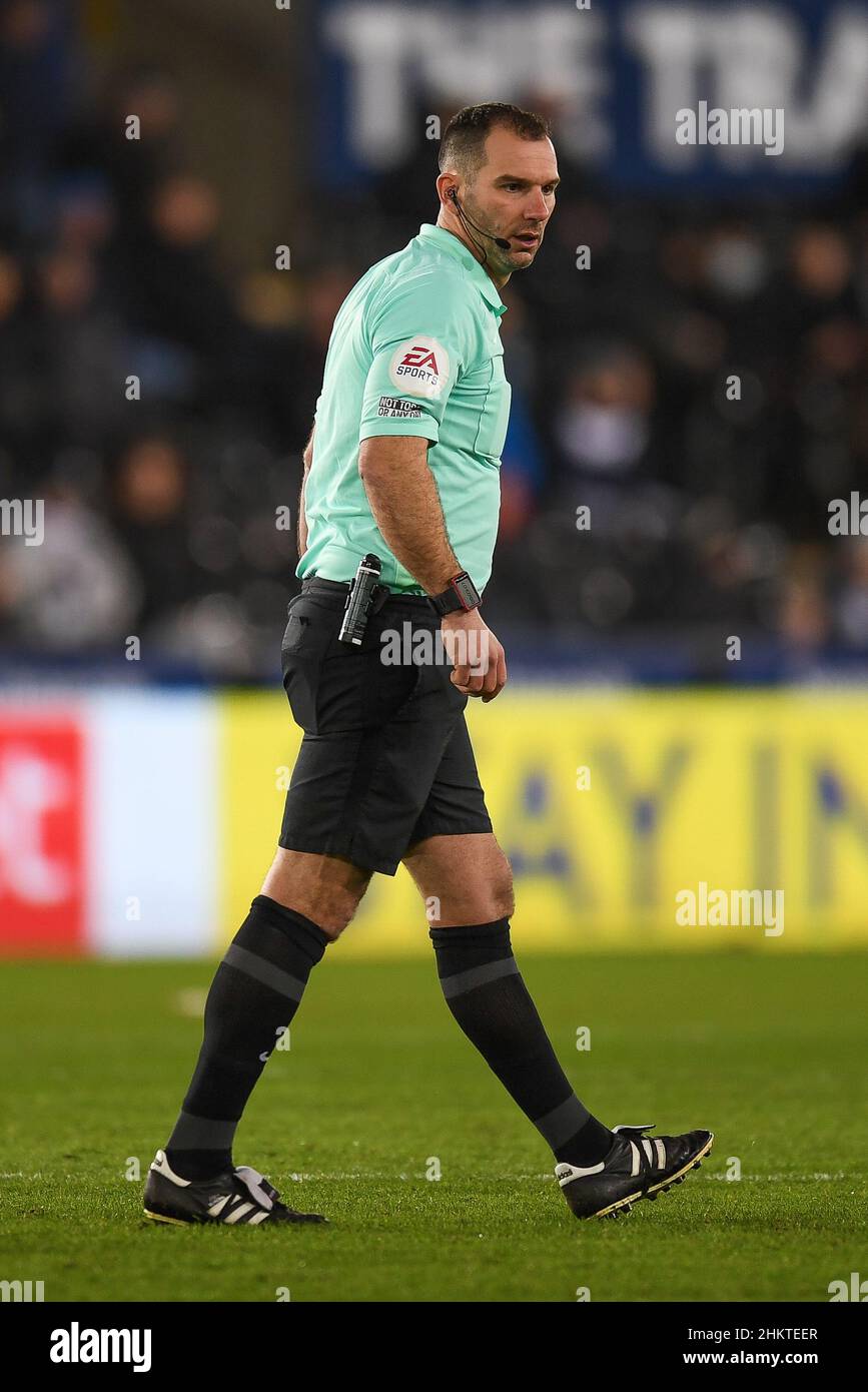 Tim robinson referee hi-res stock photography and images - Alamy