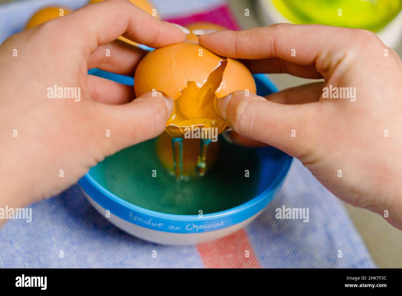 Hands cracking egg hi-res stock photography and images - Alamy