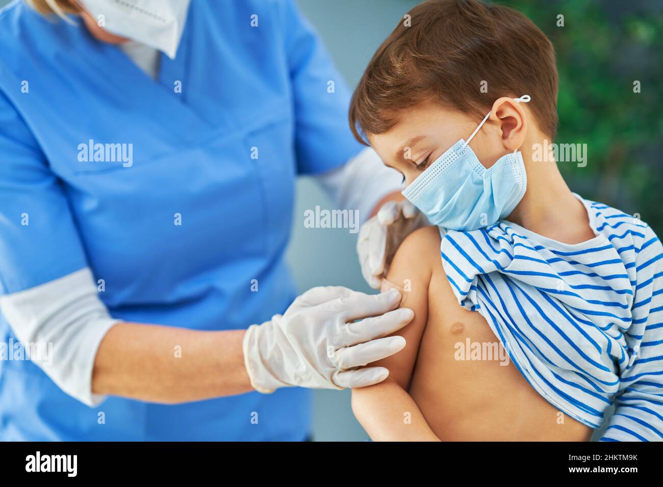 Kids and immunization and mask hi-res stock photography and images - Alamy