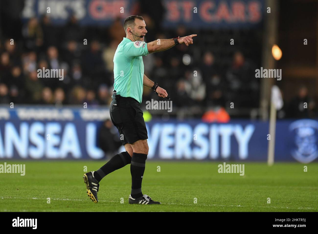 Tim robinson referee hi-res stock photography and images - Alamy