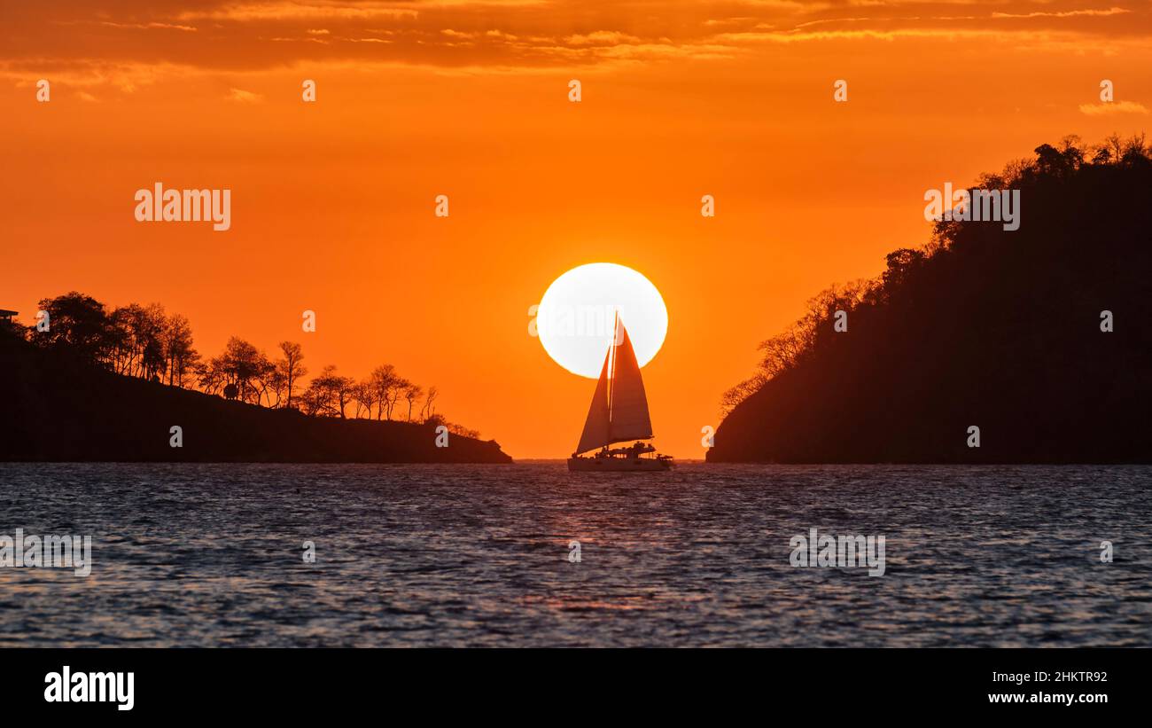 Sailboat in front of setting sun hi-res stock photography and images ...