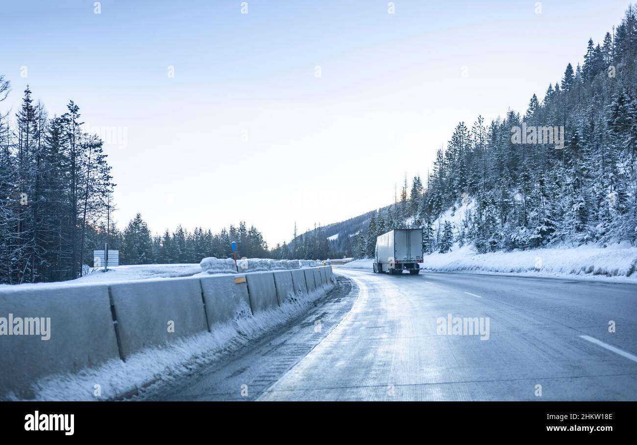 Semi truck in snow hi-res stock photography and images - Alamy