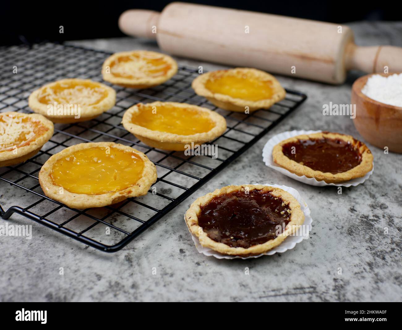 Pastry on cooling rack hi-res stock photography and images - Alamy