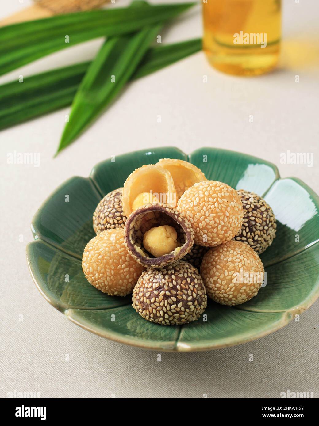 Indonesian rice balls hi-res stock photography and images - Alamy