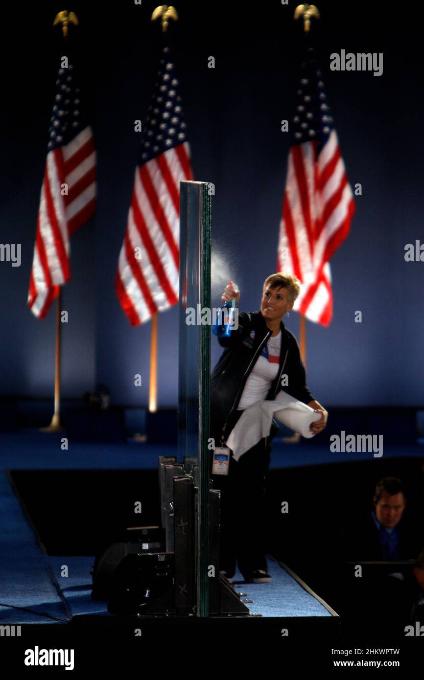 Bullet proof glass hi-res stock photography and images - Alamy