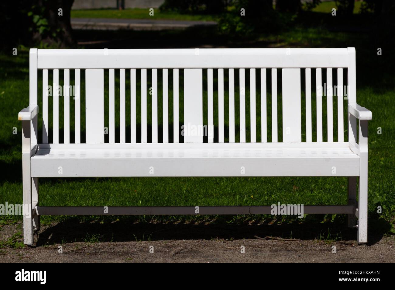 Wooden white bench hi-res stock photography and images - Alamy