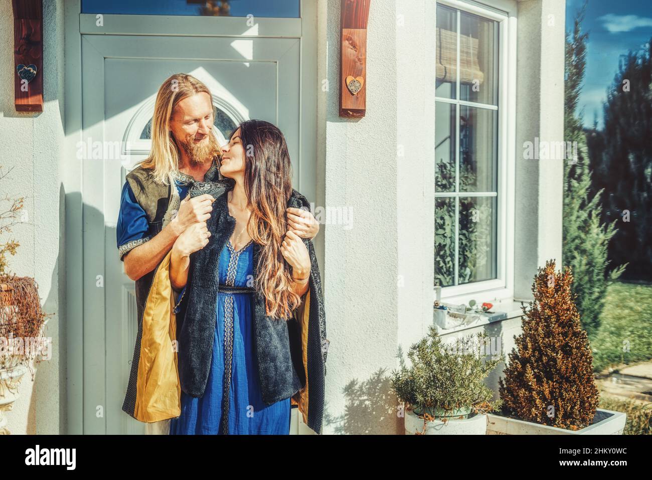 Medieval dressed couple hi-res stock photography and images - Alamy