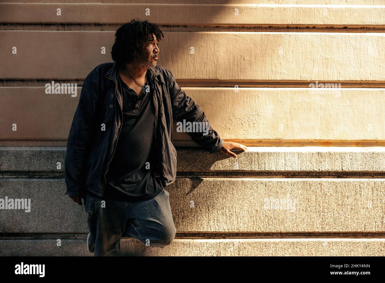 Smiling homeless man hi-res stock photography and images - Alamy