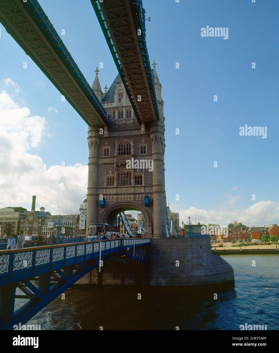 TOWER BRIDGE(1894)CIRCULACION SOBRE EL PUENTE Y TORRE NEOGOTICA ...