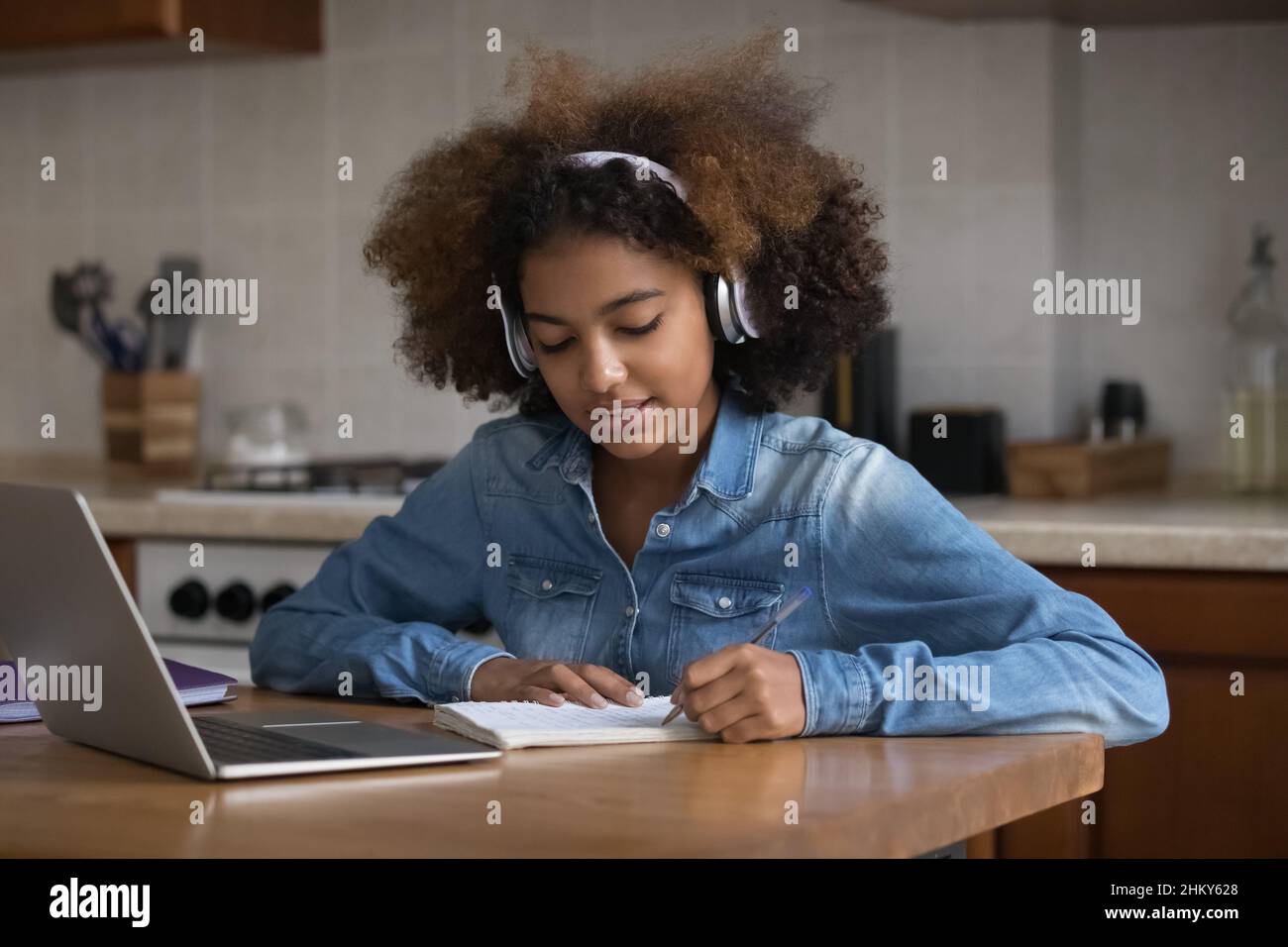 Black girl studying hi-res stock photography and images - Alamy