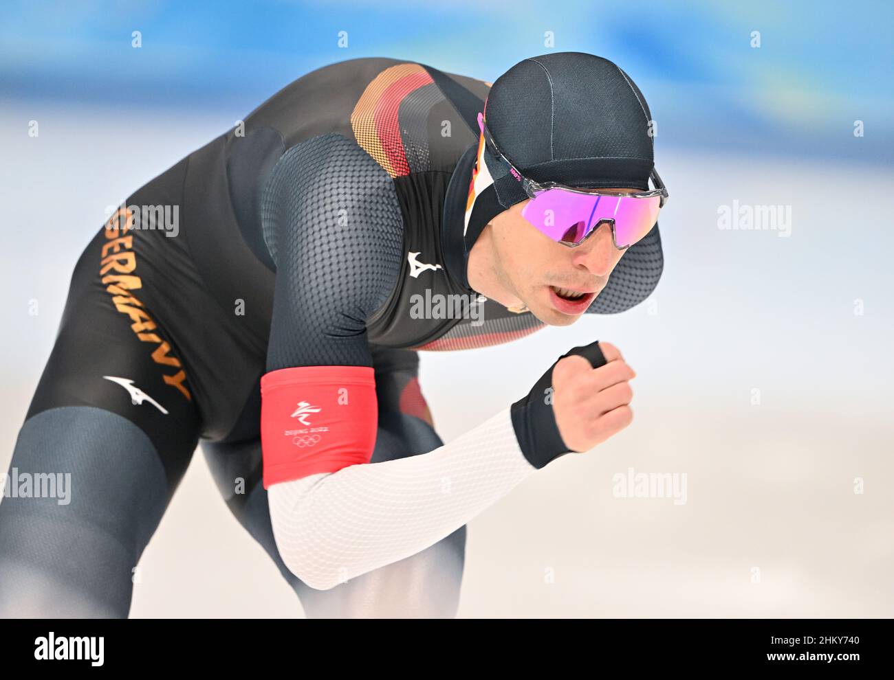 Peking, China. 06th Feb, 2022. Speed skating, Olympics, 5000 m, men at ...