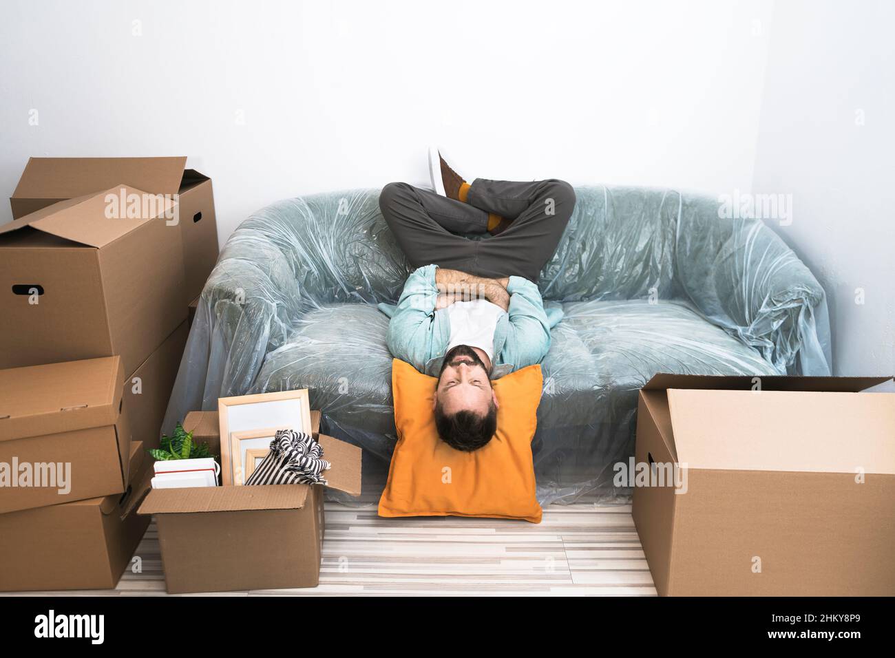 Guy living in a cardboard box hi-res stock photography and images - Alamy