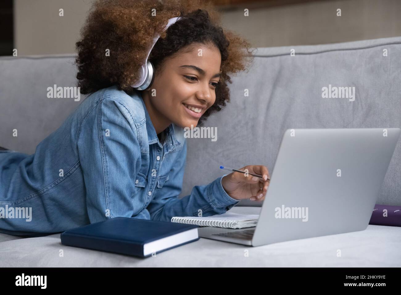 Black girl studying hi-res stock photography and images - Alamy