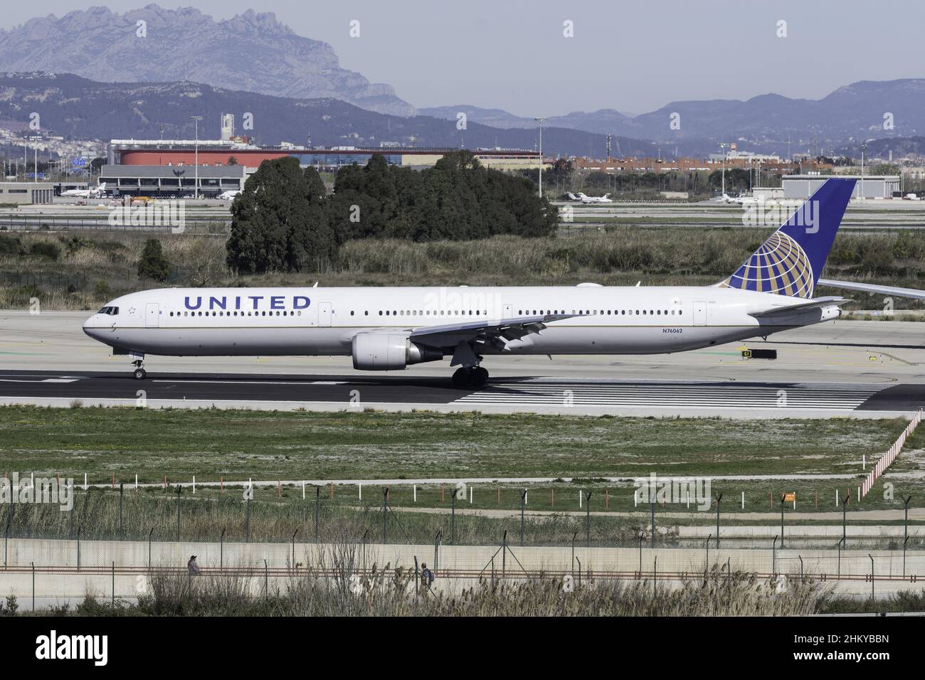 A united airlines boeing 767 hi-res stock photography and images - Alamy
