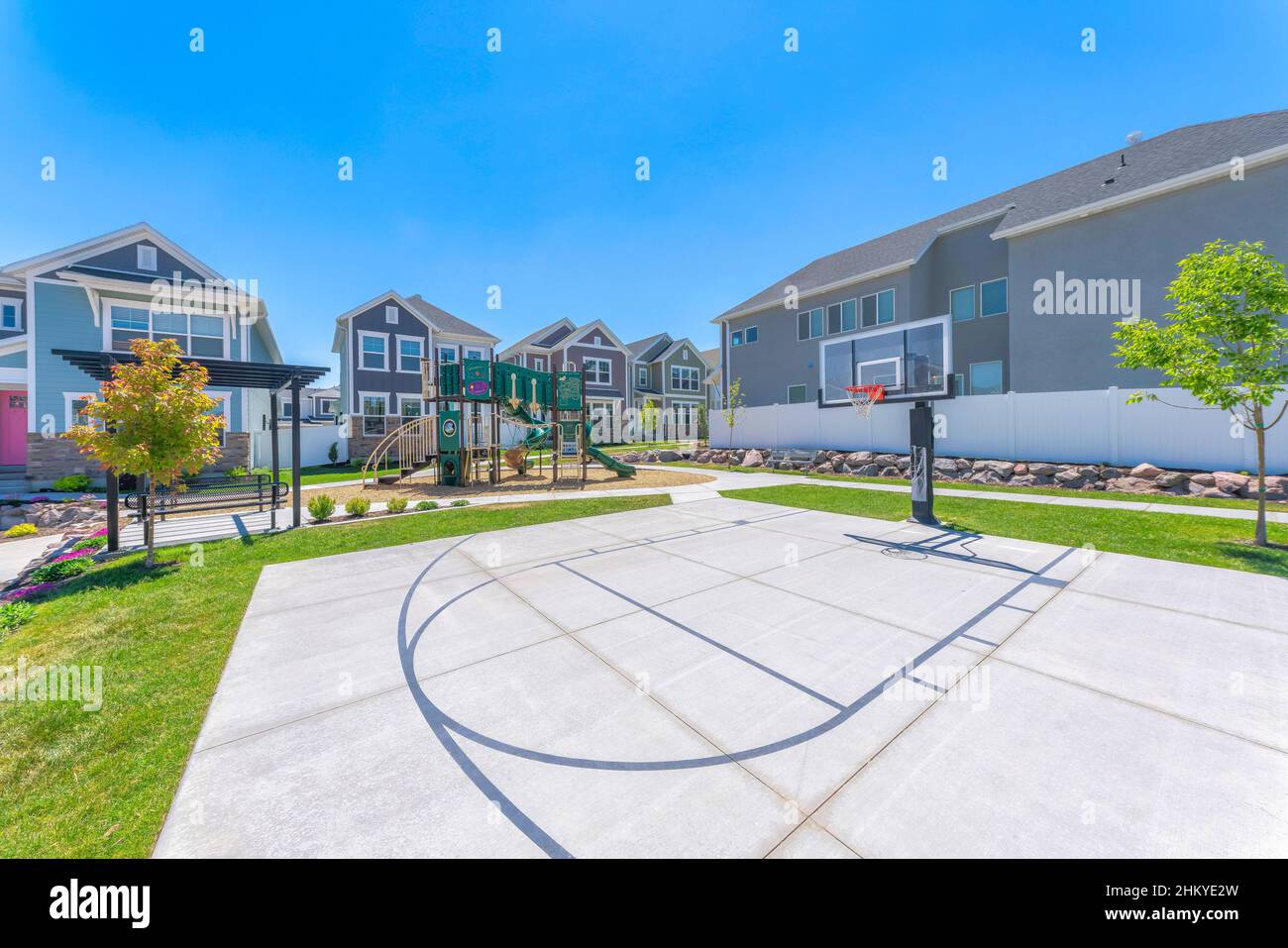 Basketball court on roof hi-res stock photography and images - Alamy