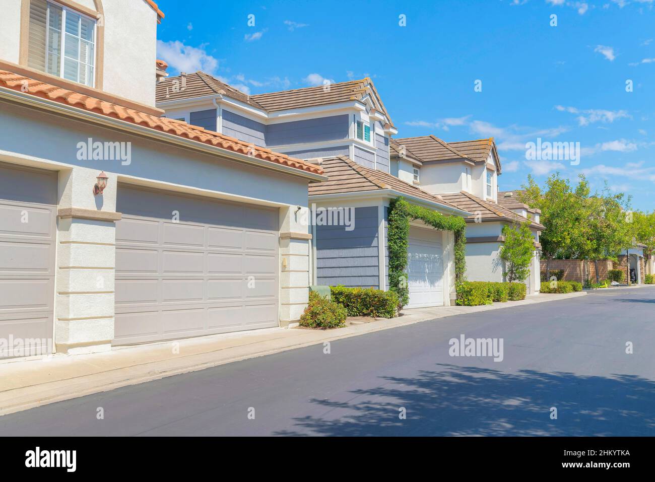 Driveways of two storey houses at Ladera Ranch in California Stock ...