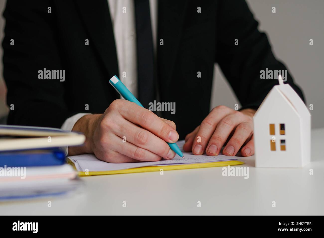 Real estate agent sign hi-res stock photography and images - Alamy