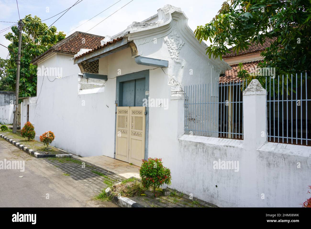 The architecture of the front door of a typical Chinese Chinese fence ...