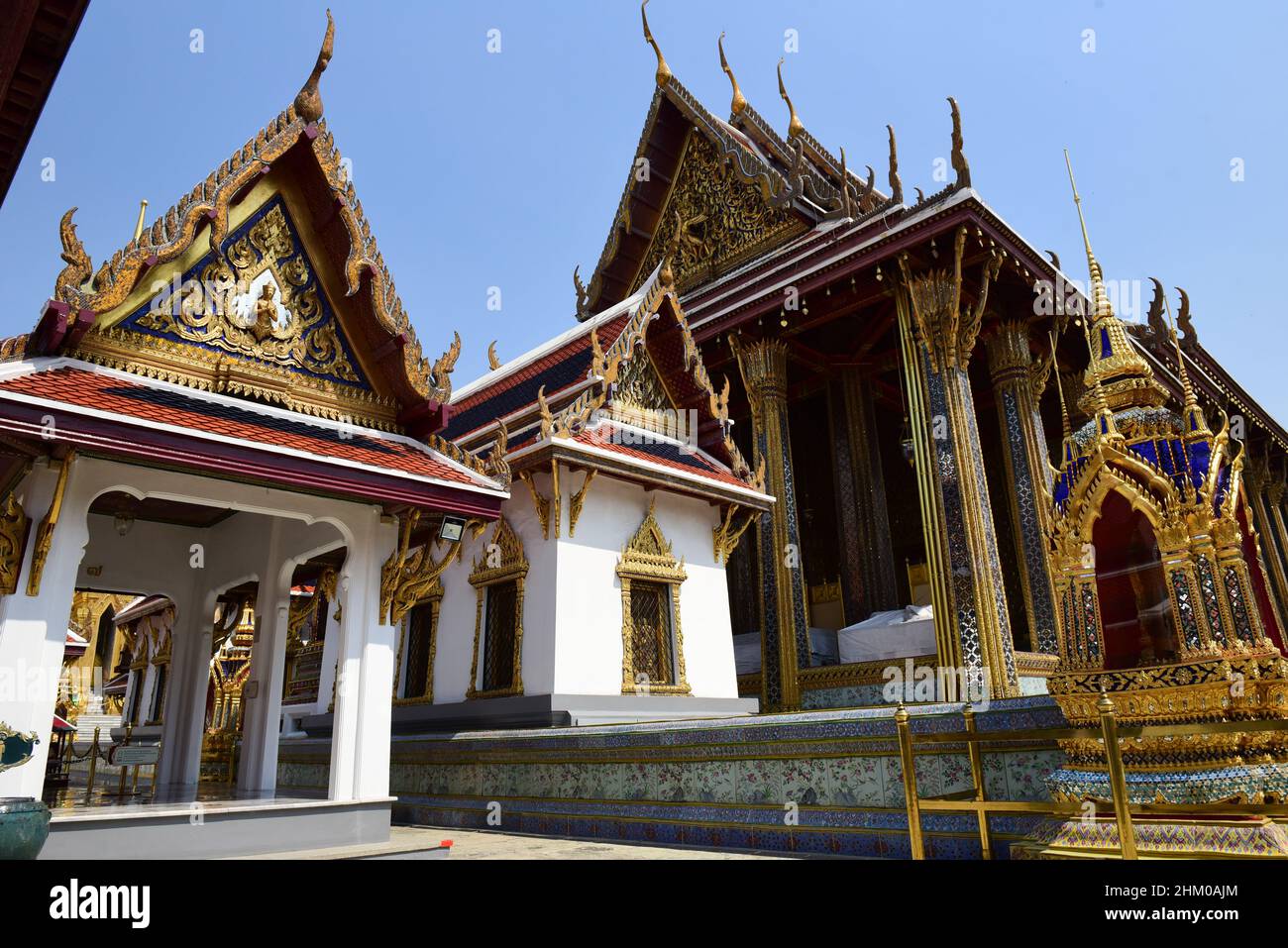Painting and sculpture, beauty within the Grand Palace and Temple of ...